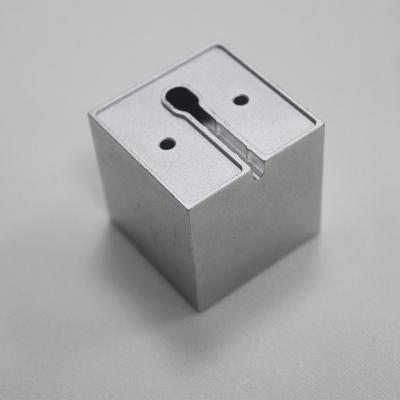 中国 製粉の合金CNCの機械化アルミニウム部品は自然な送風陽極酸化を紙やすりで磨く 販売のため