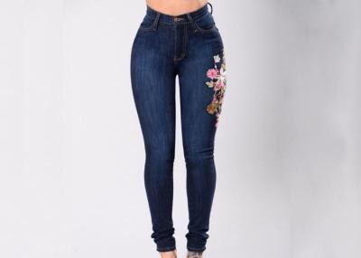 Cina Pantaloni scarni molli del denim di dimensione più ricamati con la chiusura della mosca del bottone in vendita