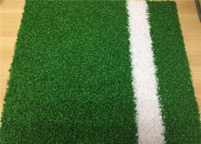 Cina Breve erba artificiale riccia per il campo da giuoco della palla del portone. 20mm 7600d, campo sportivo ad alta densità e verde oliva di green+white in vendita