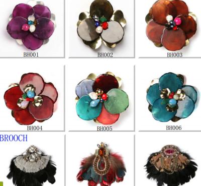 Chine Fashion Women Accessories Crystal Custom Letter Rhinestone Brooch Pins,  new brooch design vintage brooch, Crystal Women à vendre