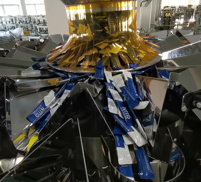 Multihead weigher system in operation packaging long stick products