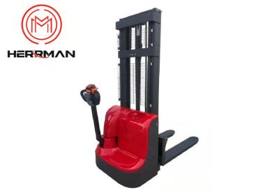 Cina Tipo di camminata impilatore elettrico del pallet 1 tonnellata 1,5 tonnellate di capacità con caricare batteria in vendita