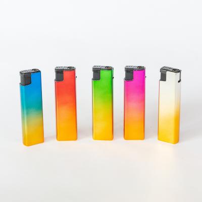 Cina Accendino a gas a logo personalizzato accendino di plastica a prova di vento ricaricabile 80.4*22*11.3mm in vendita