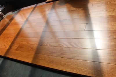 China Suelo sólido de la madera dura del roble rojo, superficie lisa con ron de la mantequilla del color en venta