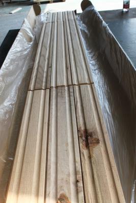 China Suelo sólido de la madera dura del roble rojo, superficie lisa con ron de la mantequilla del color en venta