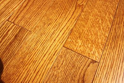 China Suelo sólido de la madera dura del roble rojo, superficie lisa con ron de la mantequilla del color en venta