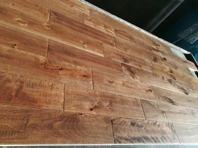 China Suelo sólido de la madera dura del abedul, handscraped con la marca de charla y el color manchado en venta