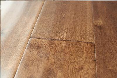 China Suelo sólido de la madera dura del abedul, handscraped con la marca de charla y el color manchado en venta