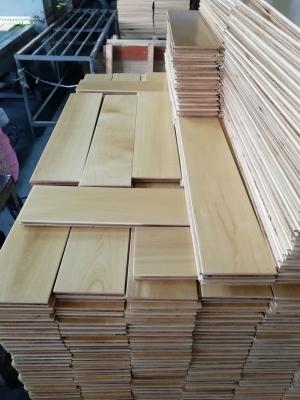 China Las capas multi del abedul de China dirigieron el suelo de madera, laca ULTRAVIOLETA del color natural en venta