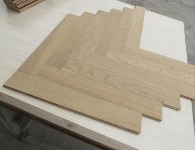 China Suelo laqueado invisible de la raspa de arenque del roble, pisos mates estupendos de madera de roble de la espina de pez en venta