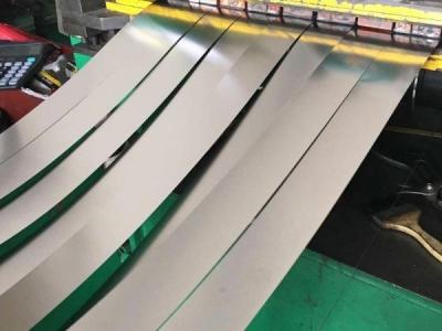 Chine La longueur de largeur de la bande 1000mm 1219mm d'acier inoxydable d'ASTM 430 a adapté aux besoins du client à vendre