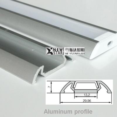 China la superficie accesoria del canal del Al de la forma de la luz de tira del PWB de la anchura de 10/12m m U montó el perfil de aluminio usado para la iluminación casera en venta