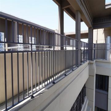 Aluminum balcony railing installation example