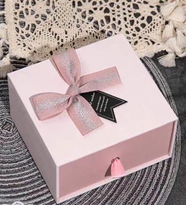 Cina Art Paper Pink Paperboard Gift inscatola con forma della scatola del cassetto del nastro per l'imballaggio cosmetico in vendita