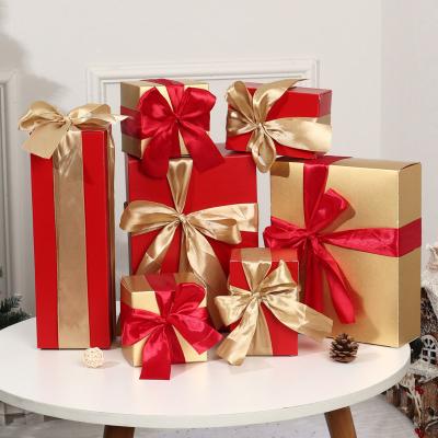 Cina Contenitori di regalo fatti a mano del cartone rosso di Art Paper con il coperchio dei nastri e forma basata per imballare in vendita