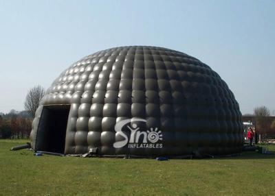 China 50 mensen 10m Dia. zwarte reuze opblaasbare koepeltent die van beste pvc-geteerd zeildoek wordt gemaakt Te koop