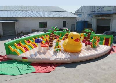 Cina parco a tema gonfiabile della grande anatra gialla di 10x10m con il sofà della spiaggia del sole per spettacolo in vendita