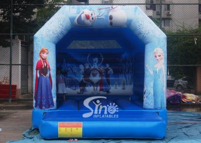 中国 商業用等級は610g/m2ポリ塩化ビニールの防水シートから成っている屋根が付いている凍結する弾力がある城をからかいます 販売のため