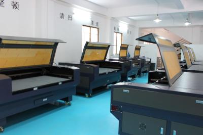 Cina Tagliatrice acrilica del laser di prezzi della tagliatrice del laser del film del PVC con due teste del laser in vendita