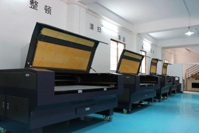 Cina Il tessuto automatico che alimenta la macchina della taglierina del laser con il doppio laser elettronico di CO2 si dirige in vendita