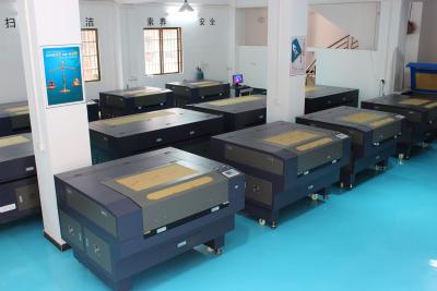 Cina Su e giù la tagliatrice del legno del laser 80W con il tubo del laser di EFR in vendita