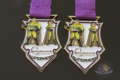 Cina Medaglie del premio del metallo di logo di Bespke del supereroe che riempiono i colori morbidi dello smalto e che stampano nastro in vendita