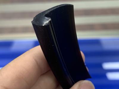 中国 シリコーンのシールは抵抗力がある突き出されたオーブンのシリコーン ゴムのストリップの高温の側面図を描く 販売のため