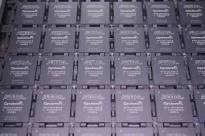Cina Al-tera Ep2c8t144i8n Componenti elettronici Microcontrollori chip 32 bit EP2C8T144I8N in vendita