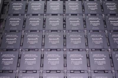 China Al-tera Ep3c16q240c8n Componentes eletrónicos Chip semicondutor Wifi Microcontrolador IC chips EP3C16Q240C8N à venda