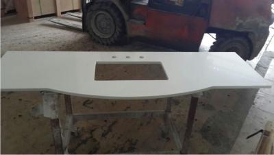 China A pedra artificial de quartzo QS301 com vaidade branca de cristal das bancadas da série da telha da mancha do espelho cobre tampos da mesa à venda