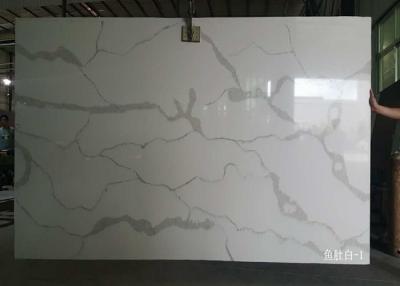 China QS107 lustrou a pedra artificial de quartzo de Calacatta da laje branca para a bancada da vaidade à venda