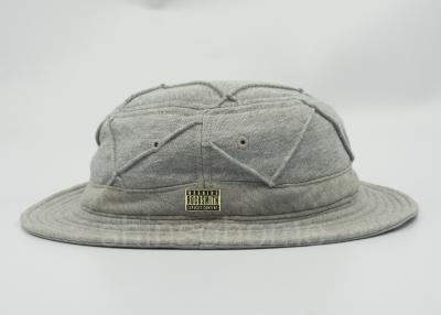 Cina Il cappello grigio del secchio del pescatore del cotone con il logo dell'emblema del metallo, ingrana il rivestimento interno in vendita