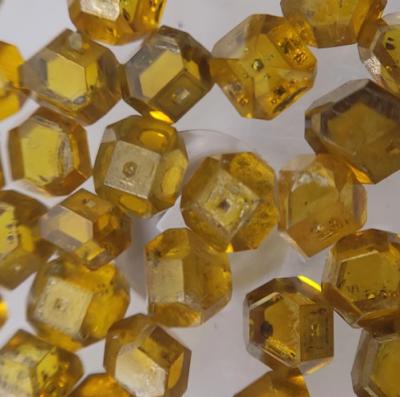 Chine Diamant synthétique brut Hpht 1,2 mm 1,8 mm 2 mm 2,2 mm 2,8 mm 3 mm à vendre