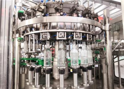 Cina Imbottigliatrice aerata gassosa del tubo di livello per la linea di produzione gassosa della bevanda in vendita