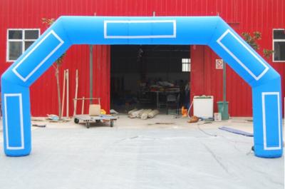 China Impresión inflable azul gigante de Digitaces del arco del final del comienzo con la bandera de encargo del logotipo en venta