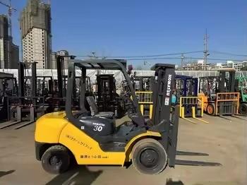 중국 일본에서 사용 된 코마쓰 FD30 3 톤 디젤 포크리프트 4D94LE 엔진 모델 판매용