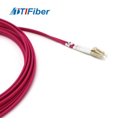 중국 FTTH 옵틱 두 부분으로 된 OM4 섬유 패치 코드 케이블 다중 모드 판매용