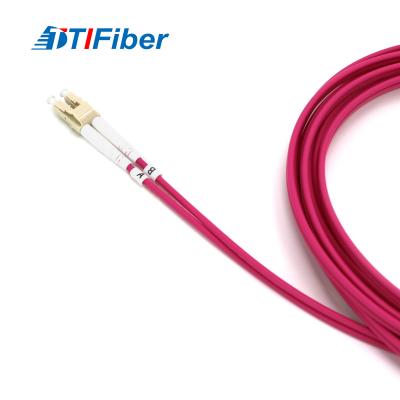 중국 FTTH 옵틱 두 부분으로 된 OM4 섬유 패치 코드 케이블 다중 모드 판매용