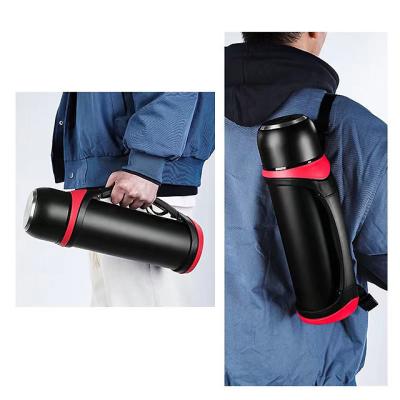 Chine Conception sportive Grande capacité 2QT 64 oz Bouteille isolée sous vide avec tasse pour boissons chaudes à vendre