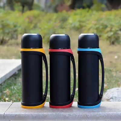 Chine Conception sportive Grande capacité 2QT 64 oz Bouteille isolée sous vide avec tasse pour boissons chaudes à vendre