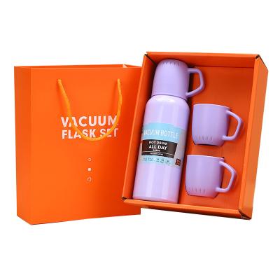 Chine Ensemble cadeau d'affaires sur mesure 550 ml bouteille isolée sous vide en acier inoxydable avec 3 couvercles à vendre