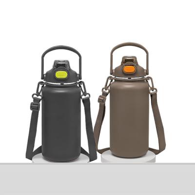 Chine Bouteille d'eau en acier inoxydable à double paroi de 1300 ml isolée sous vide pour une tasse de voyage pour enfant à vendre