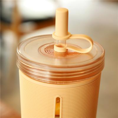 Κίνα 700 ml καθαρό χυμό χωρίς BPA μπουκάλι πόσιμου νερού φλιτζάνι με άχυρο και μανίκι προς πώληση