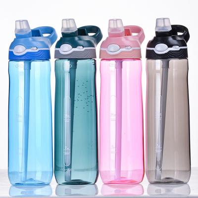 Chine Bouteille d'eau de 750 ml pour voyages sportifs en plein air avec marqueur d'heure et silicone alimentaire Tritan à vendre