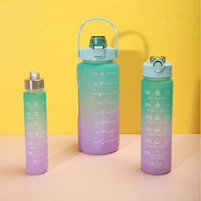 Chine Bouteille de paille en plastique sur mesure de 3 en 1 de 2000 ml, 900 ml et 300 ml, avec horodatage pour gym et sport à vendre