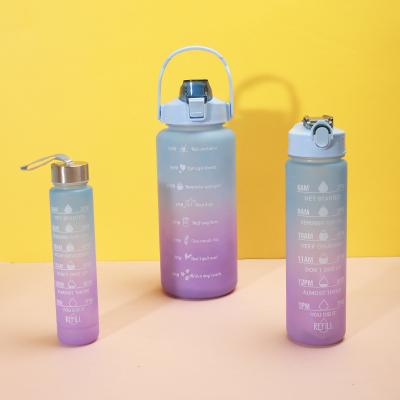 Chine Bouteille de paille en plastique sur mesure de 3 en 1 de 2000 ml, 900 ml et 300 ml, avec horodatage pour gym et sport à vendre