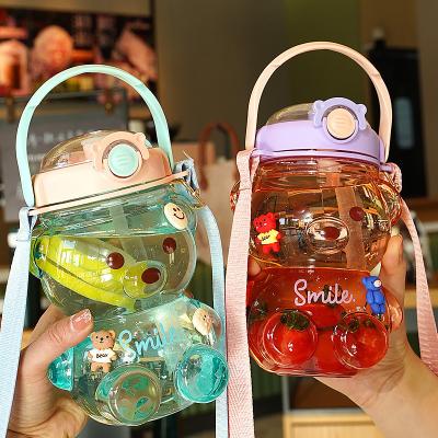 Chine Salle de gym Enfants d'été Portable Beau Bouteille d'eau en forme d'ours avec paille 1000ml Grande capacité à vendre