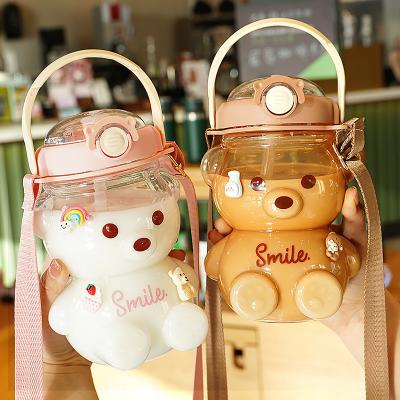 Chine Salle de gym Enfants d'été Portable Beau Bouteille d'eau en forme d'ours avec paille 1000ml Grande capacité à vendre