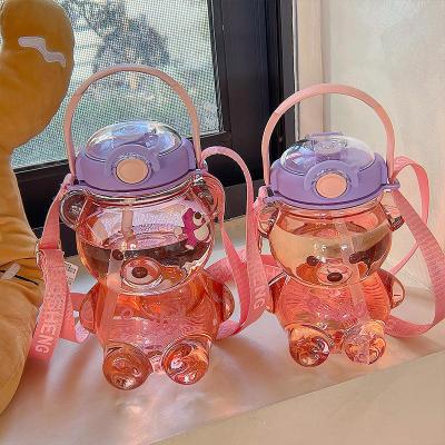 Chine Salle de gym Enfants d'été Portable Beau Bouteille d'eau en forme d'ours avec paille 1000ml Grande capacité à vendre