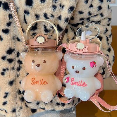 Chine Salle de gym Enfants d'été Portable Beau Bouteille d'eau en forme d'ours avec paille 1000ml Grande capacité à vendre
